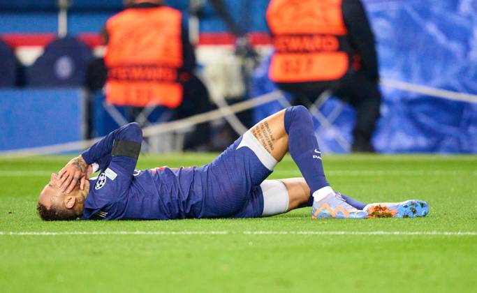 NEYMAR Jr., PSG 10 crying after foul in the eighth finals match PARIS ...