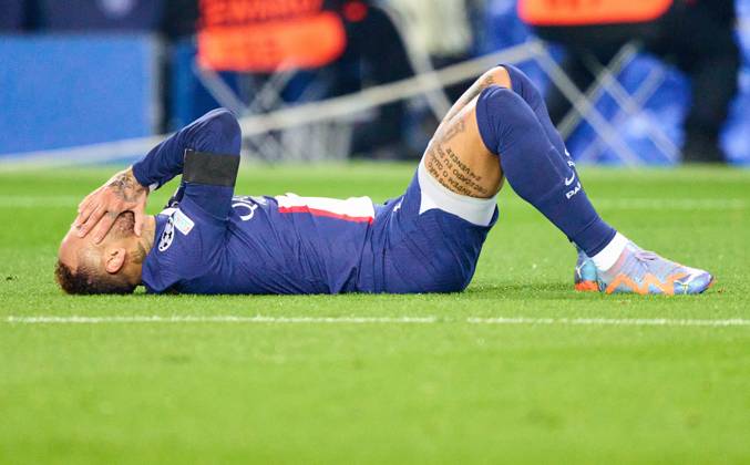 NEYMAR Jr., PSG 10 crying after foul in the eighth finals match PARIS ...