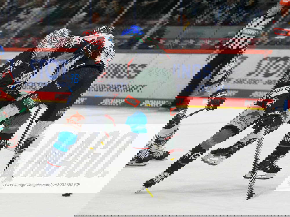 Tyson Spink ERC Schwenninger Wild Wings, 96 , Wade Bergmann Augsburger ...