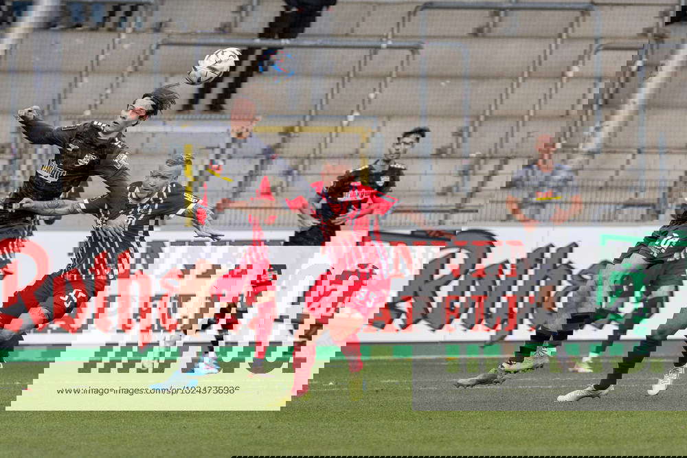 Caspar Jander (MSV Duisburg, 18) hat den Ball vor Jonathan Schmid (SC ...