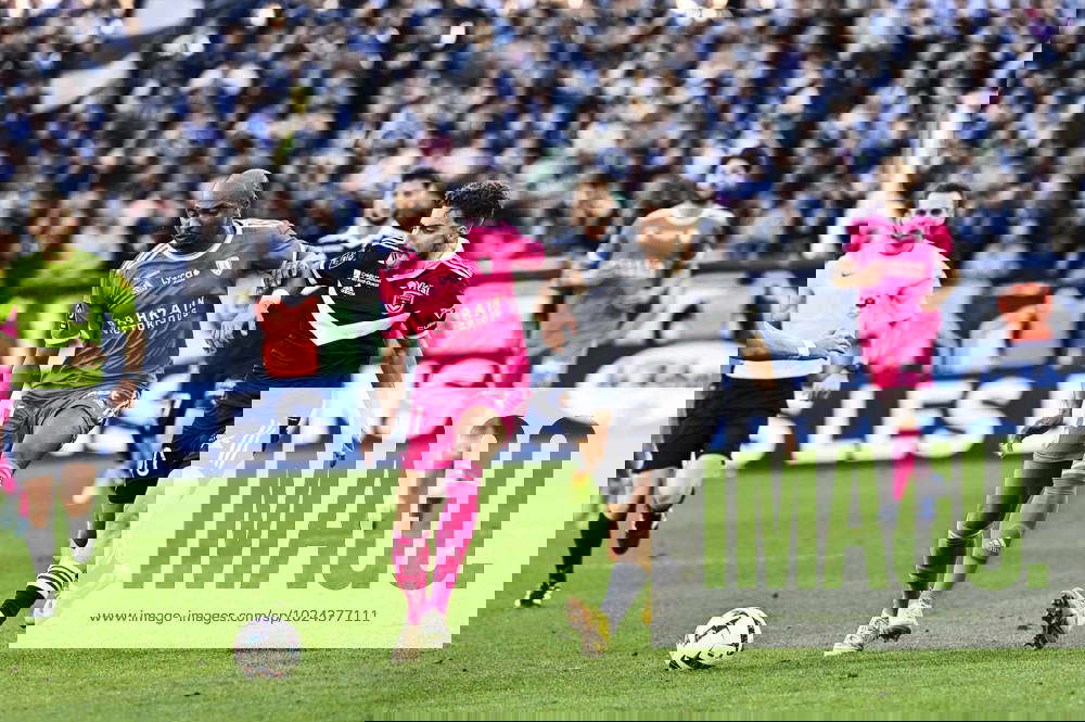 Zuriko Davitashvili (gir) vs Samir Chergui (pfc) FOOTBALL : Bordeaux vs ...