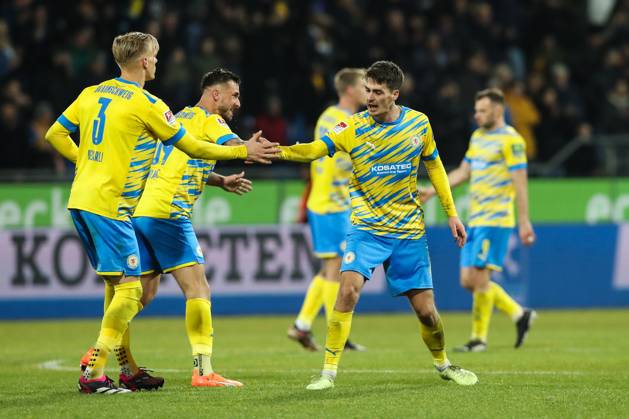 Goal celebration scorer Danilo Wiebe r, Eintracht Braunschweig, 23 ...