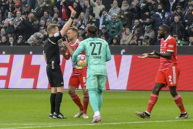 Red red card of Tobias Welz SR for Dayot Upamecano 2, FC Bayern ...