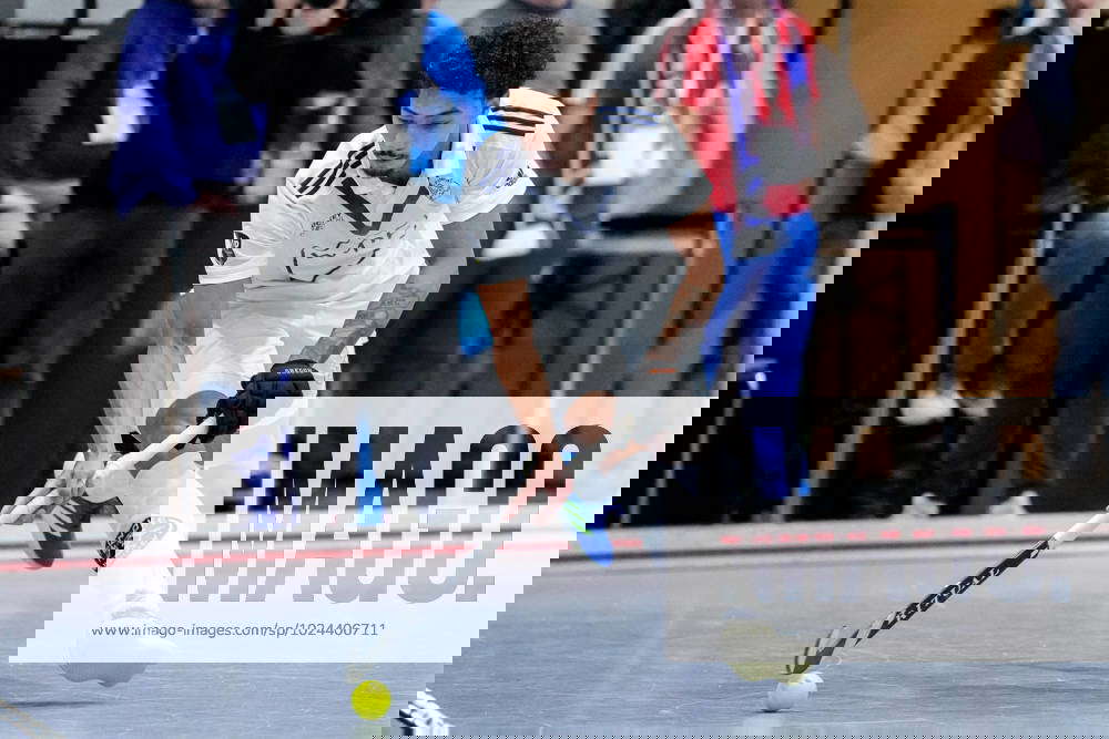 Marlon Landbrug (Pinoke, 24), am Ball, Freisteller, Ganzkörper ...