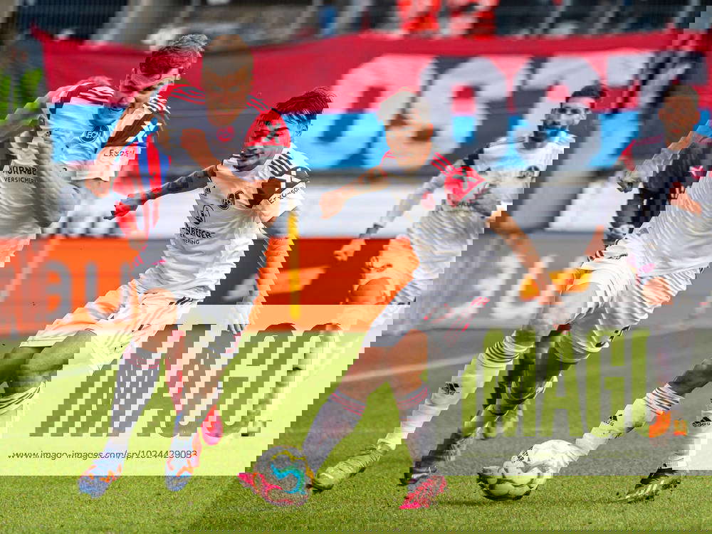 Jens Castrop 1 FC Nuernberg, 17 plays a through pass to Christoph ...