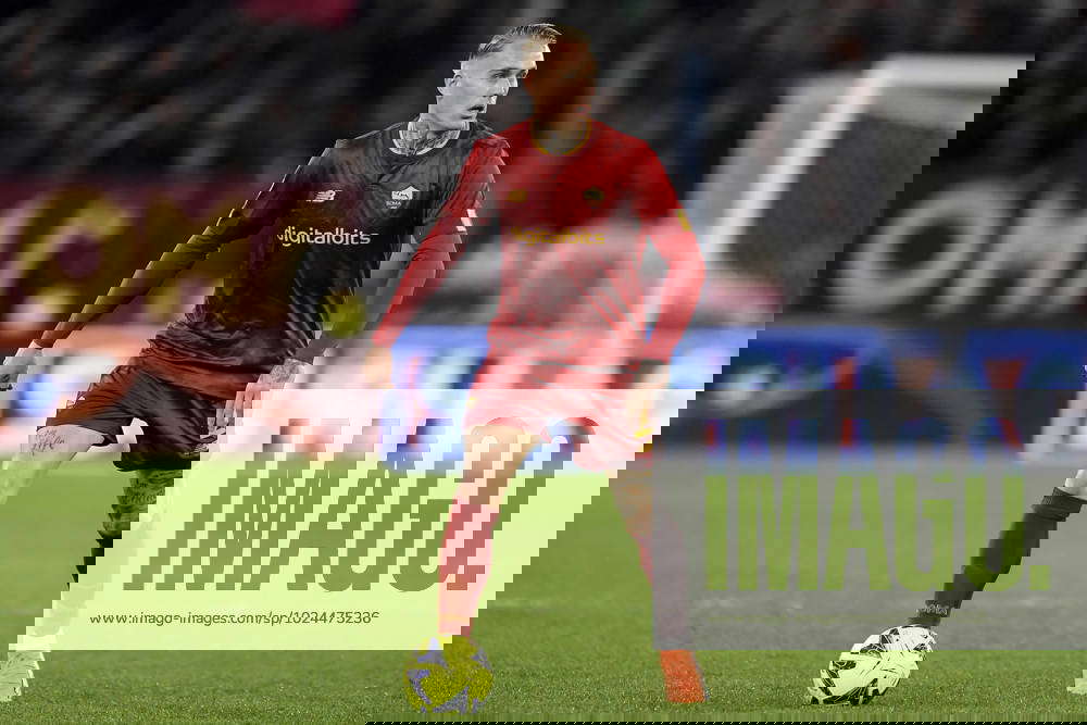 Rick Karsdorp of AS Roma in action during the Serie A football match ...