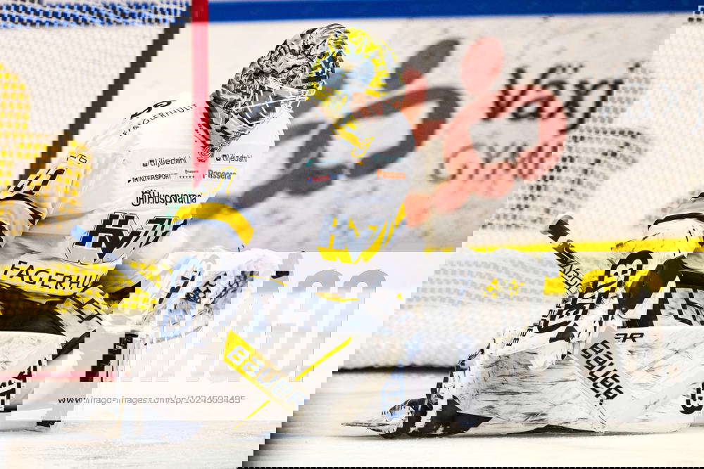 HV71s goalie Joni Ortio saves during the SHL ice hockey match between Växjö and HV71 on in