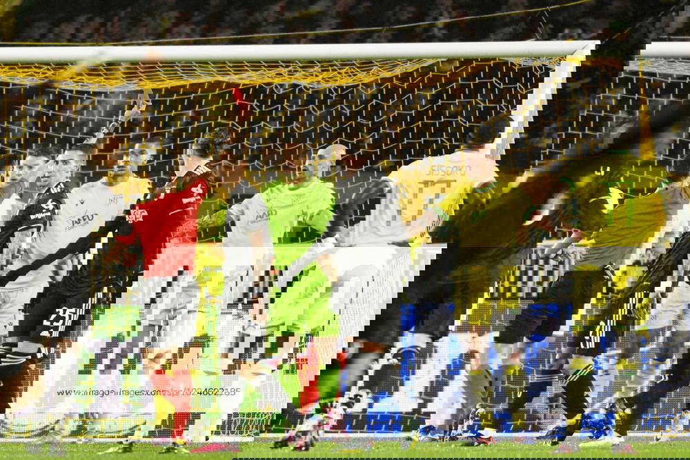 Carton rouge de Jose Maria Sanchez Martinez - arbitre pour Nicolas ...