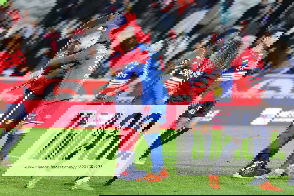 Joie de Lucas Chevalier (Losc) avec la mascotte lors du match LOSC vs ...