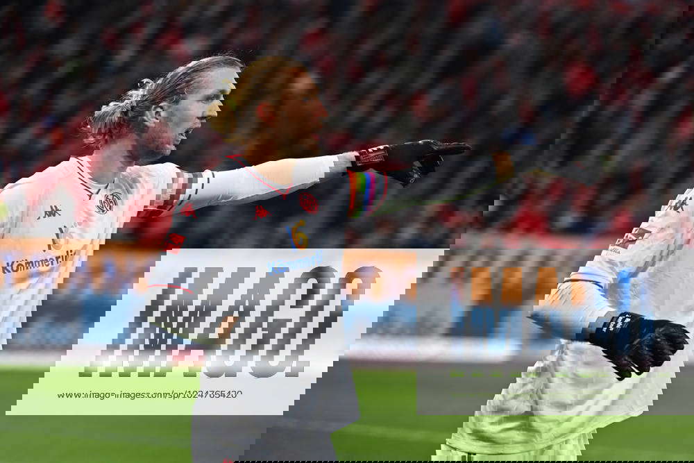 Robin ZENTNER goalkeeper 1 FSV Mainz 05 , gestures,gives instructions, action,single image,cropped