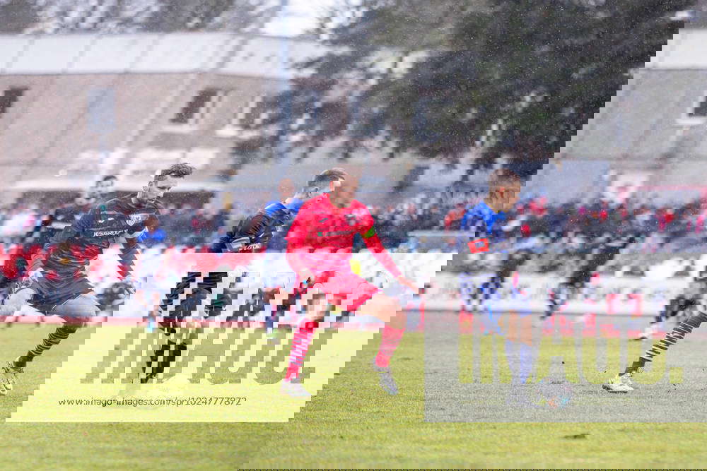 Duel of the captains Tom Weilandt GFC, mi and Tony Fuchs Hertha, re GER ...