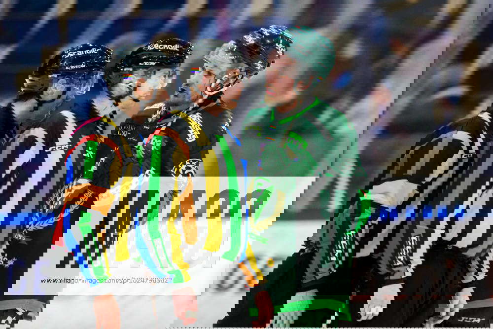 230225 Domare Kristoffer Folkstrand och Färjestads Linus Johansson i ...