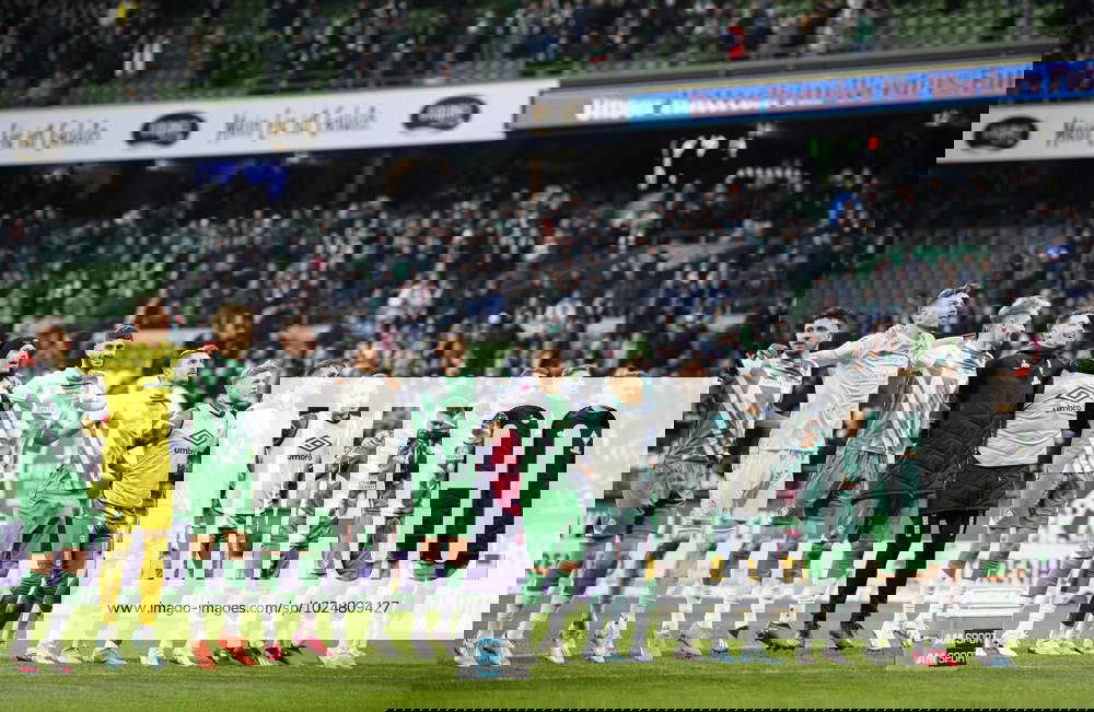 Final cheer HB the players celebrate in front of the fans Football 1 ...