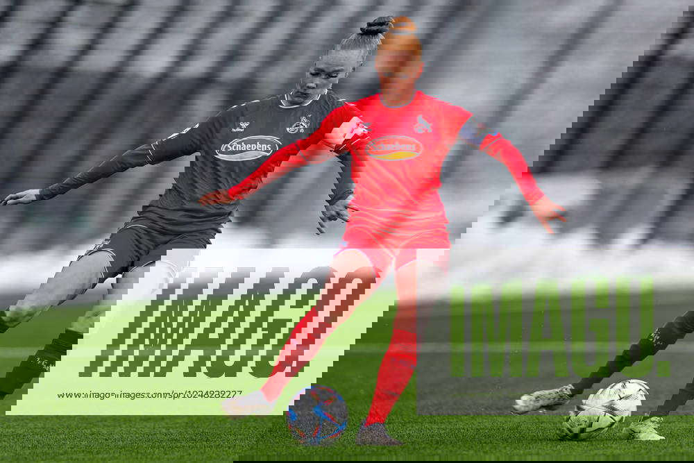 Laura Vogt Cologne, 8 on the ball, crop, full body, single image ...