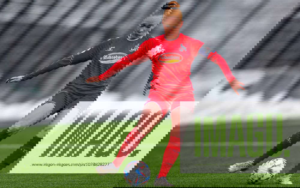 Laura Vogt Cologne, 8 on the ball, crop, full body, single image ...