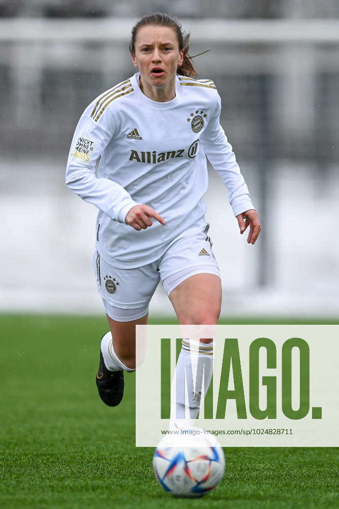 Stefanie Reischmann FCB, 24 on the ball, crop, full body, single image ...