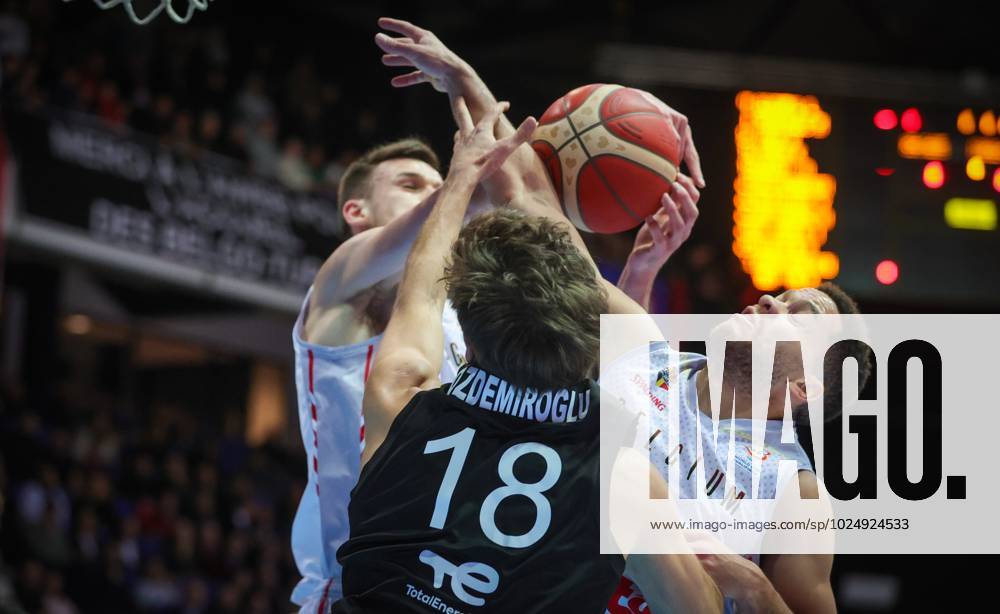 Turkey s Dogus Ozdemiroglu and Belgium s Emmanuel Manu Lecomte fight ...