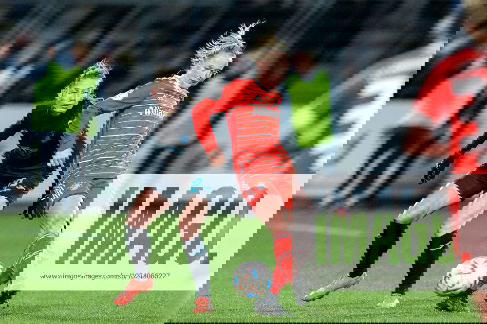 v li Sarai Linder TSG, 22 , Lea Schüller FCB, 11 , duel, duel scene ...