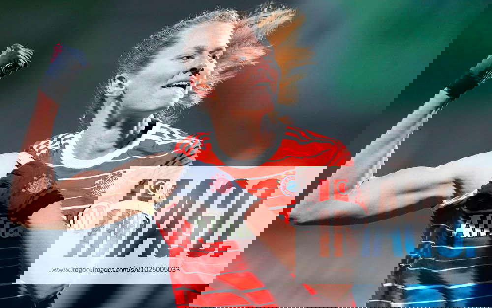 Torschützin Maximiliane Rall (Maxi Rall, FCB, 8) lässt die Muskeln ...