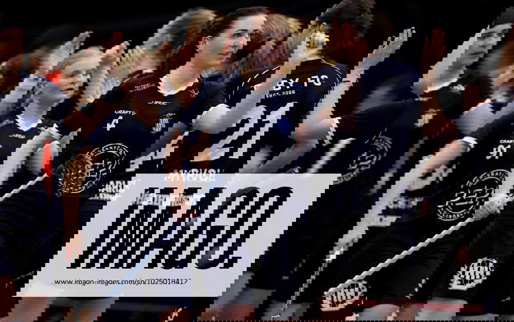 230301 Täbys Caroline Rosenberg jublar under innebandymatchen i ...