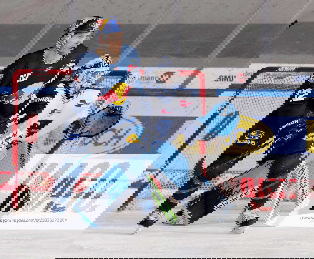 Ben Smith (EHC Red Bull Muenchen, 12) vor dem Tor von Hunter Miska ...