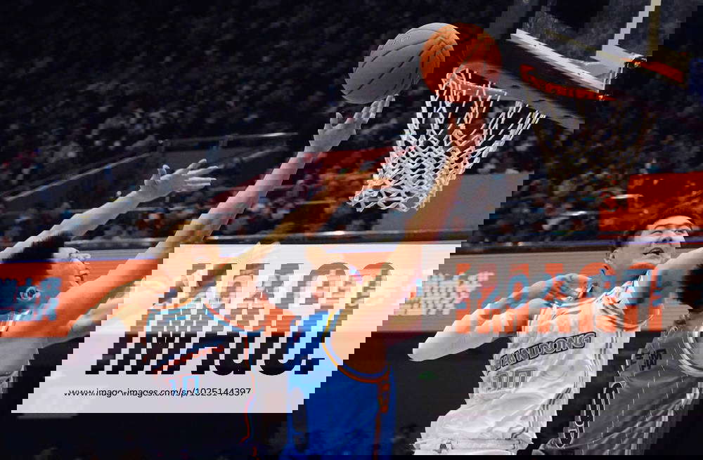 (230304) -- JINAN, March 4, 2023 -- Lei Meng (R) of Beijing Ducks goes ...