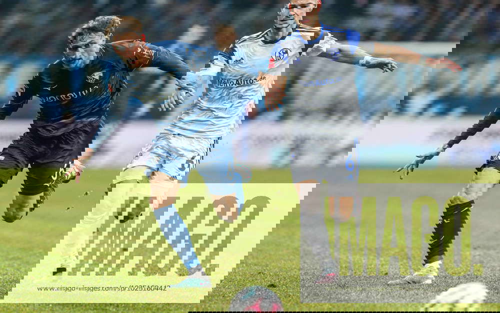 Patrick Osterhage (VfL Bochum 1848, 06) im Zweikampf gegen Tom Krauß Krauss (FC Schalke 04, 06), GE