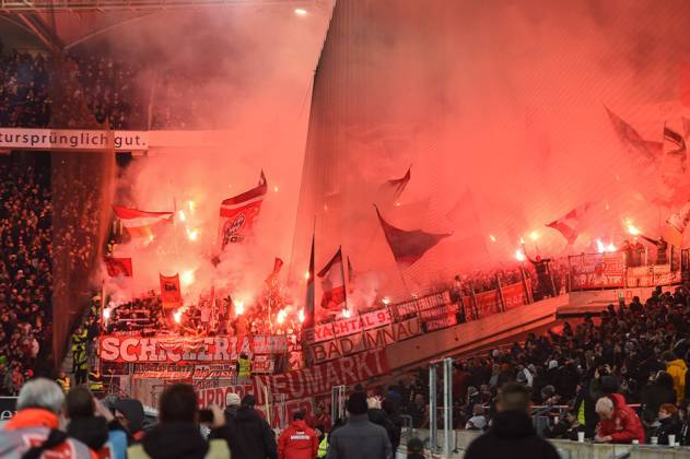 Bayern Muenchen fans send pyro, fireworks, Bengalos, Bengalo VfB ...