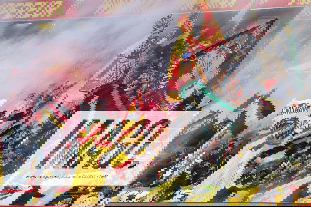 Supporters Lens lors du match RC Lens - LOSC Lille, stade Bollaert ...