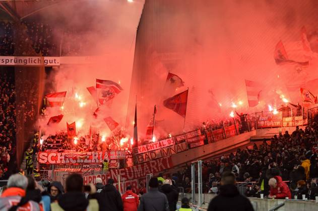 Bayern Muenchen fans send pyro, fireworks, Bengalos, Bengalo VfB ...