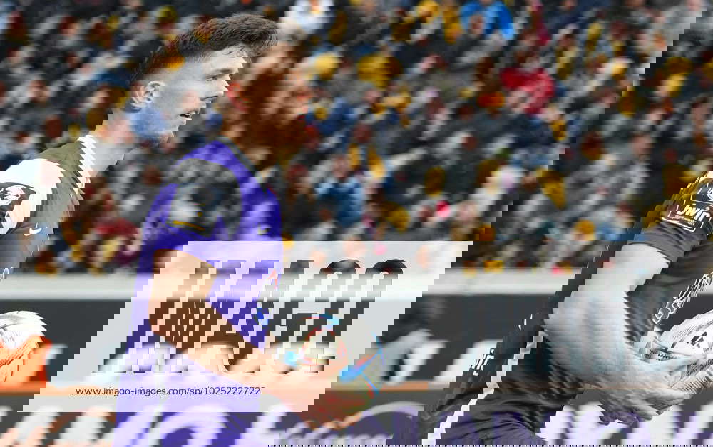 Linus Rosenloecher FC Erzgebirge Aue during throw-in SG Dynamo Dresden ...