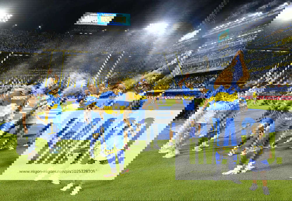 Greeting of Boca Juniors squad, players and children at the center of ...