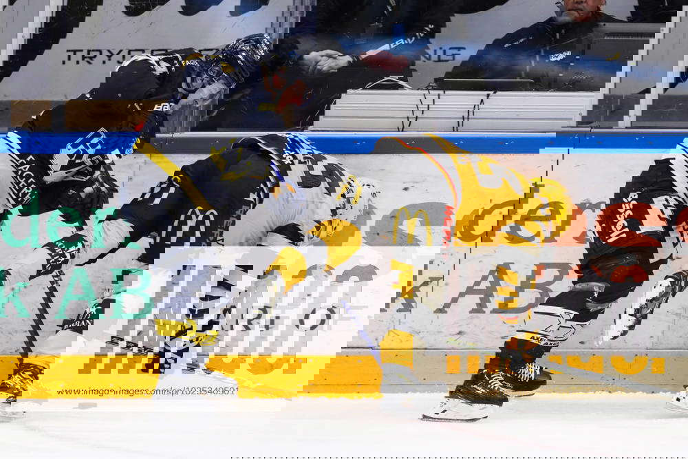 HV71s Emil Andrae and Skellefteas Filip Sandberg during the SHL ice hockey match between HV71 and