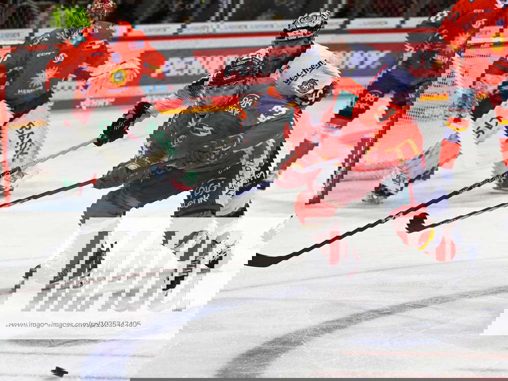 Sprint to the puk between Luca Zitterbart Duesseldorfer EG, 43 and ...