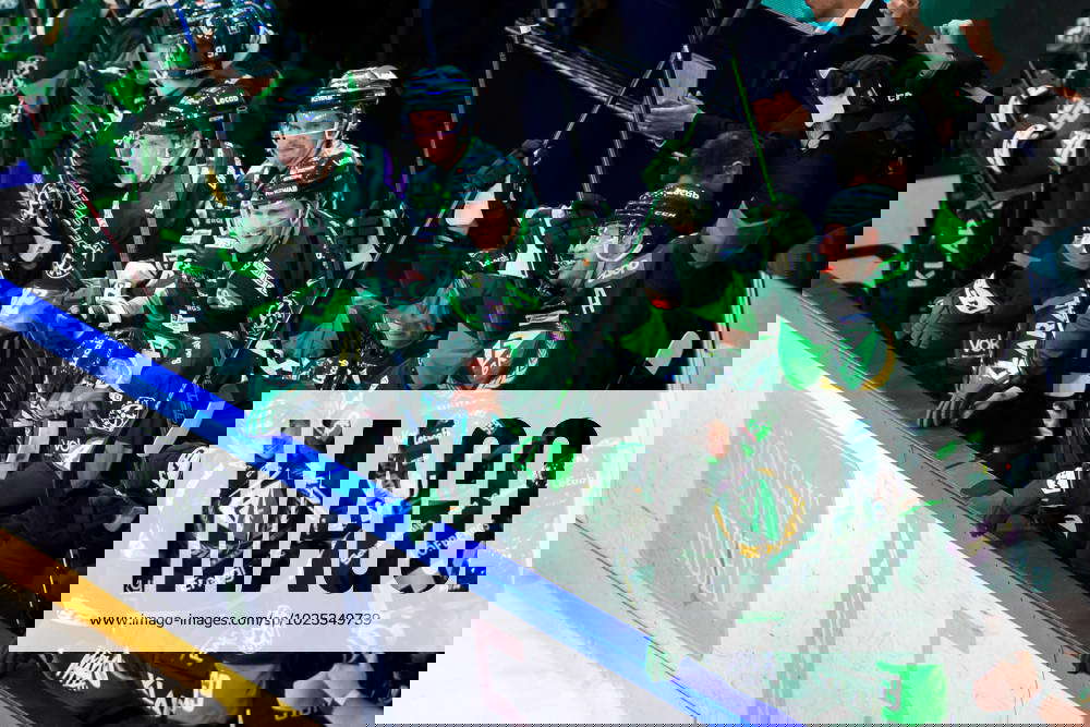 230307 Färjestads players celebrate after the penalty shootout in the ice hockey match in the SHL