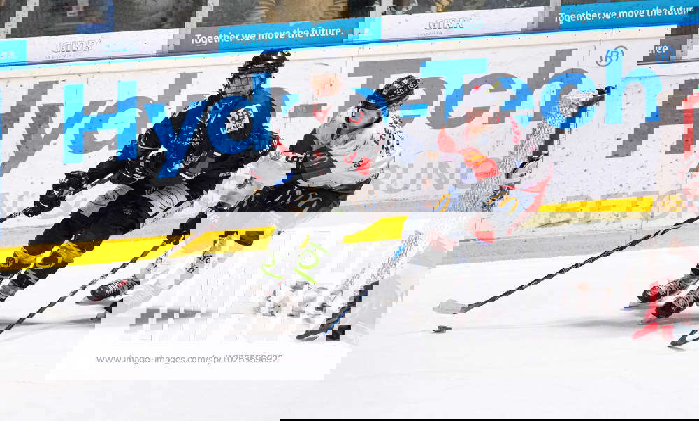 Simon Beslic 3 EHC Königsbrunn , Benedikt Stempfel 29 VfE Ulm Neu Ulm ...