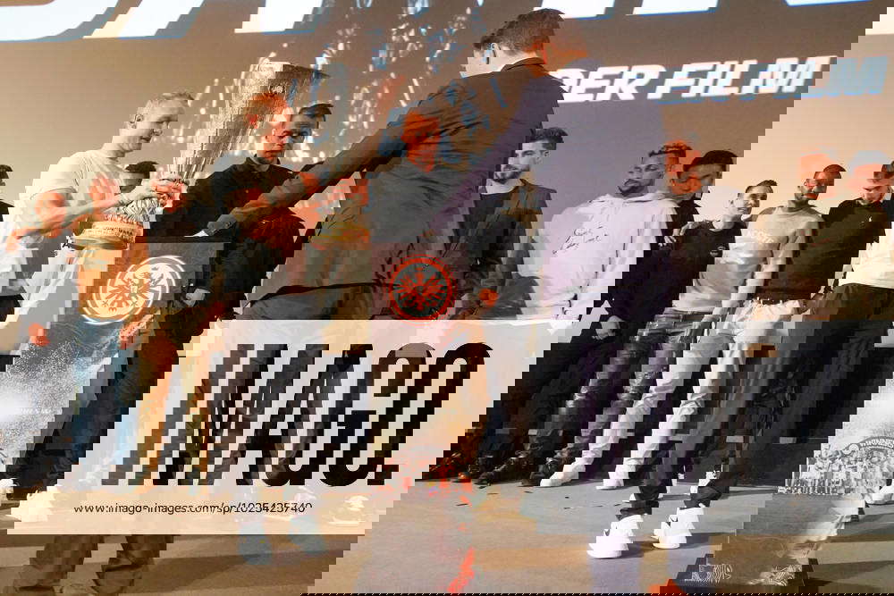 Kapitän Sebastian Rode und die Mannschaft von Eintracht Frankfurt mit ...