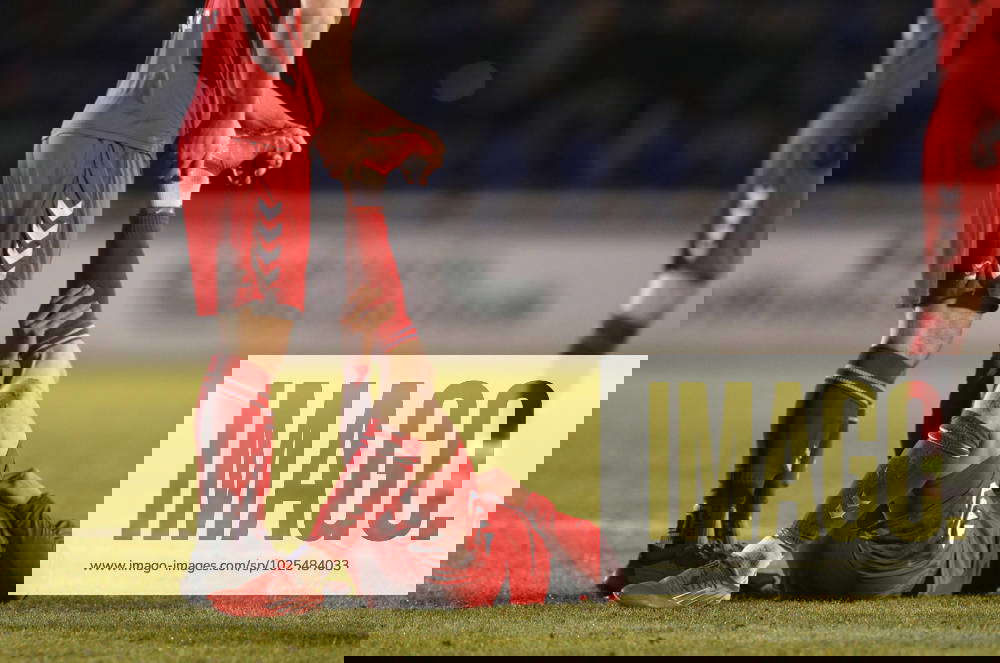 Photo Dylan Williams Norderstedt exhausted lying on the ground with ...