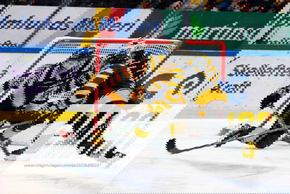 230309 Skellefteas Arvid Lundberg during the ice hockey match in the SHL between Skelleftea and