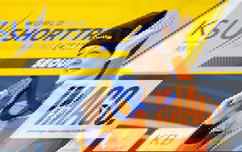 SEOUL - Xandra Velzeboer with gold medal during the medal ceremony in ...