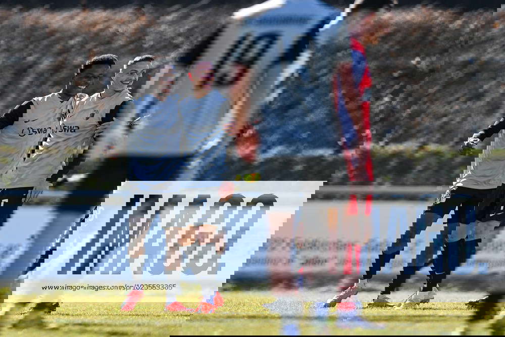 v li Raphael Akoto Augsburg, 29 Franjo Ivanovic Augsburg, 7 with goal ...