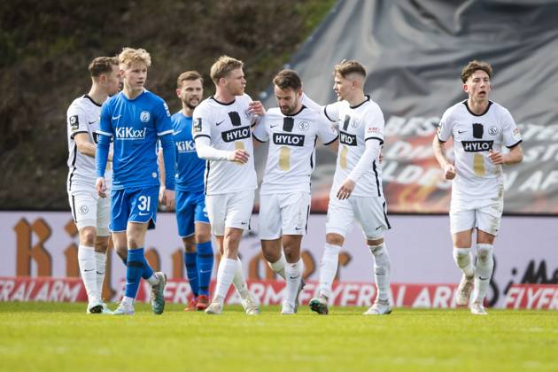 Manuel Feil SV 07 Elversberg celebrates the goal to 1 0 with Maurice ...
