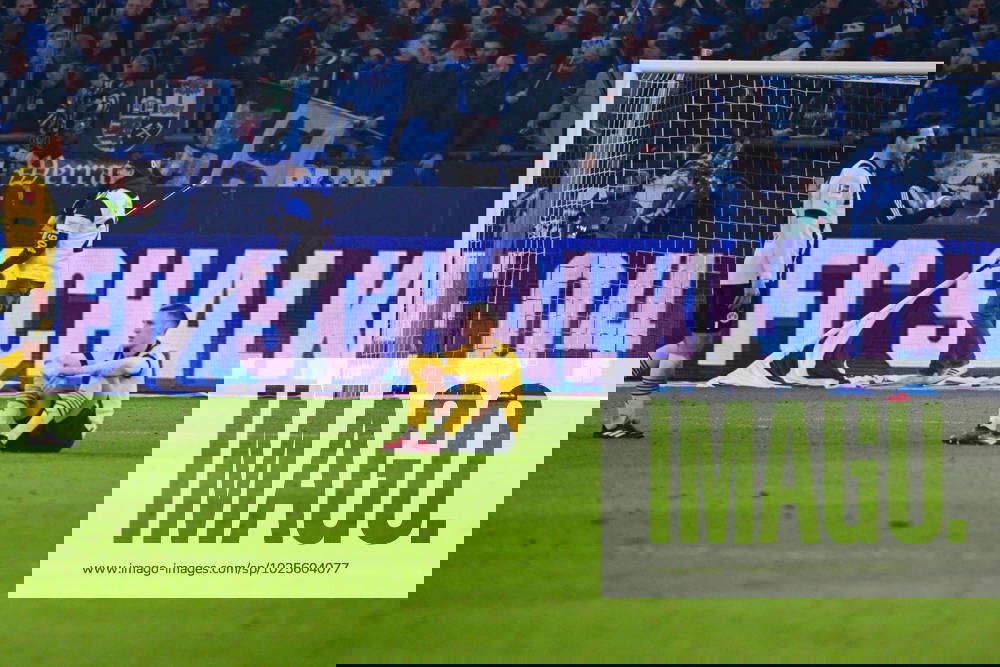 Nico Schlotterbeck 4 Borussia Dortmund enttaeuscht am Boden, FC Schalke ...