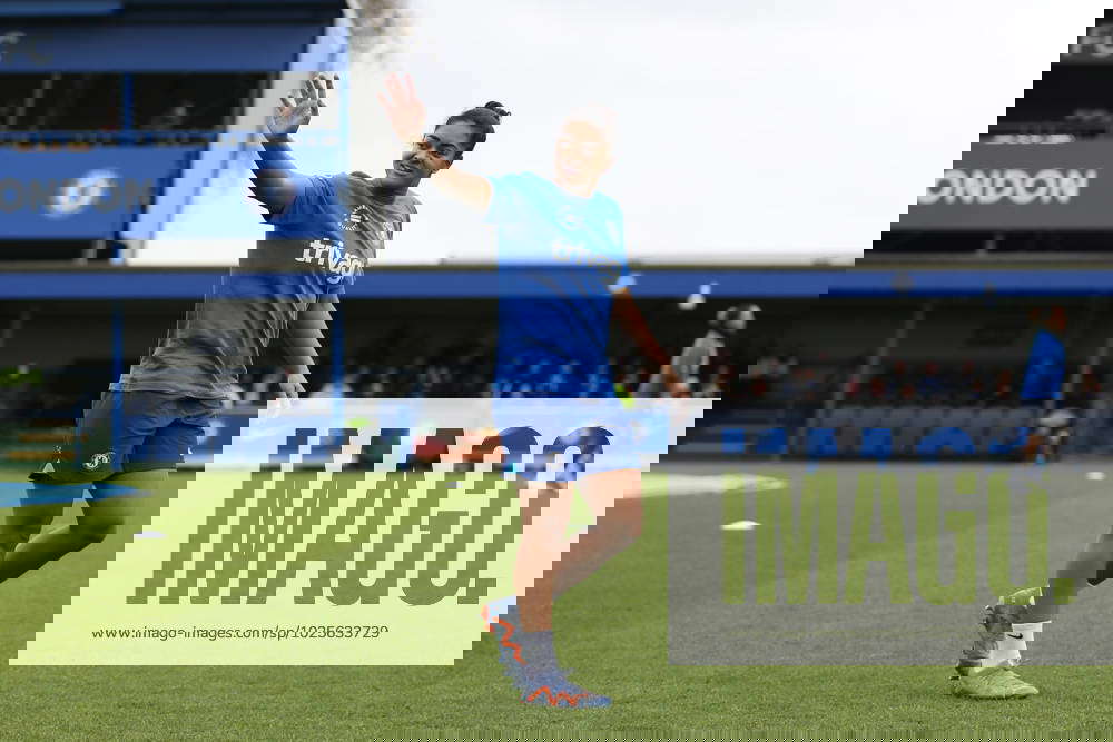 London, March 12th 2023: Jess Carter (7 Chelsea) waves at the fans pre ...