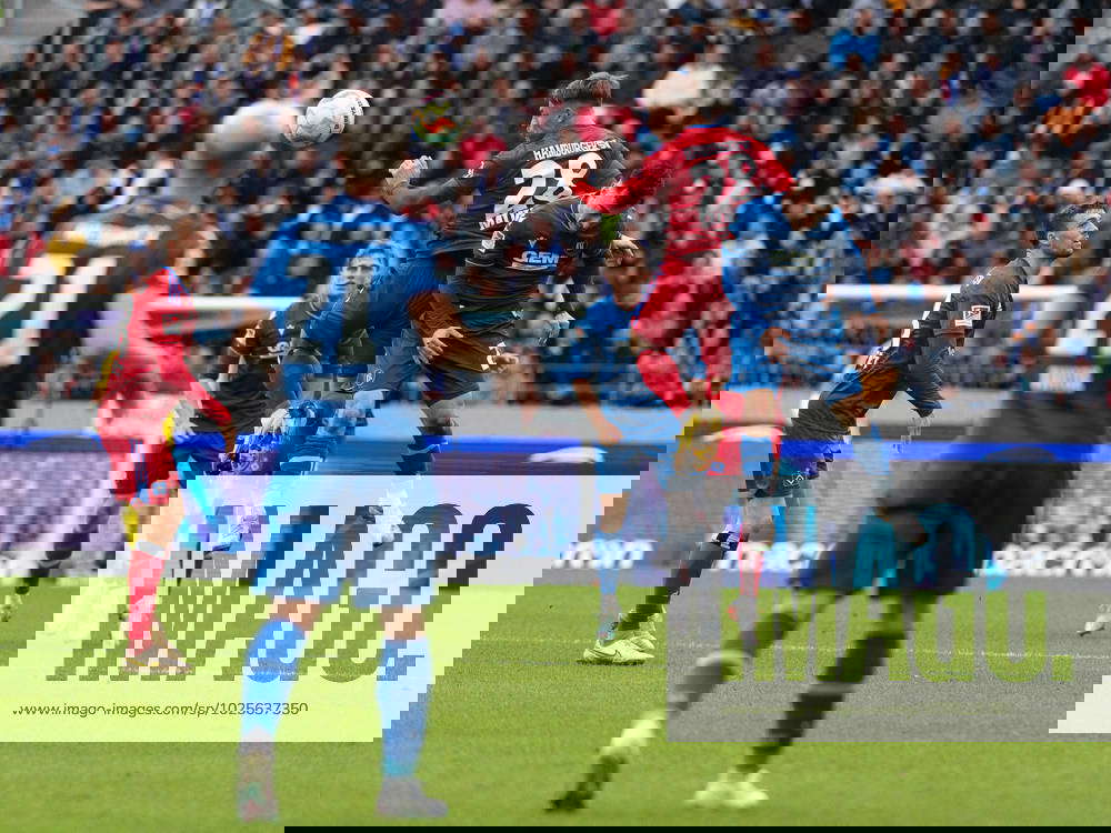 f l in header duel Miro Muheim Hamburger SV, 28 , Paul Nebel Karlsruher ...