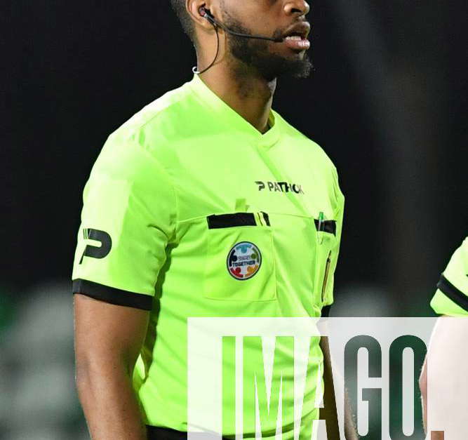 Referee Simonini Matonga pictured during a soccer match Lommel SK and ...