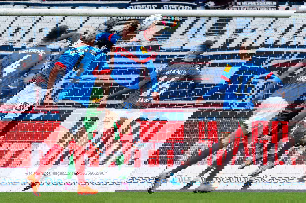 Jan Elvedi SSV Jahn Regensburg, 33 klaet cross Holstein Kiel vs SSV ...