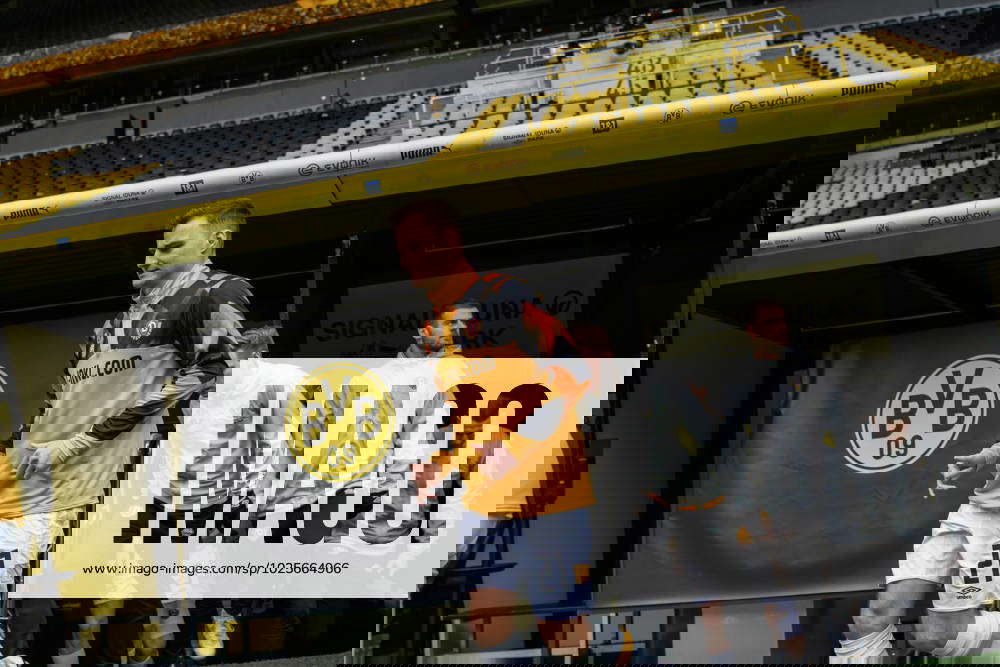 Dresdens Jakob Lemmer on the way to warm up Borussia Dortmund II SG ...