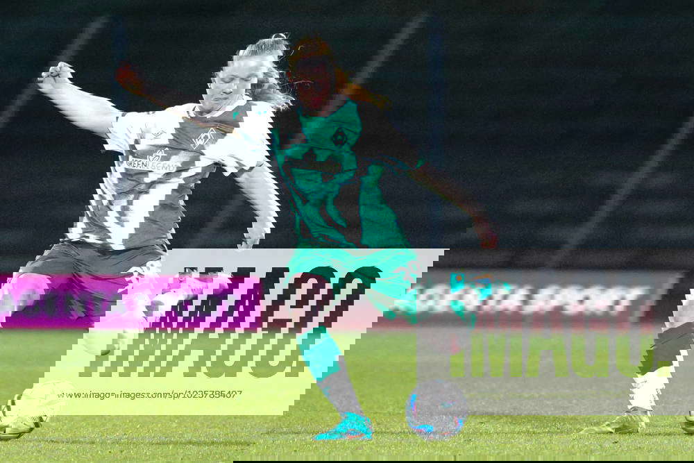 v li Jette Behrens SV Werder Bremen, 39 on the ball, crop, single image ...