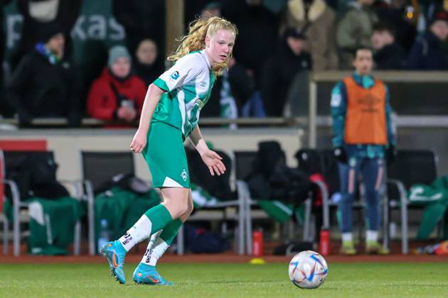 v li Jette Behrens SV Werder Bremen, 39 on the ball, crop, single image ...